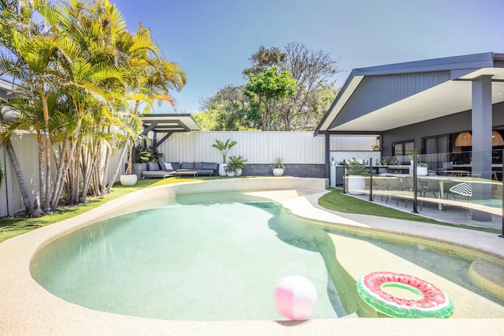 Caves Coastal Escape – Beachside, Pool (Sleeps 11) - Caves Beach