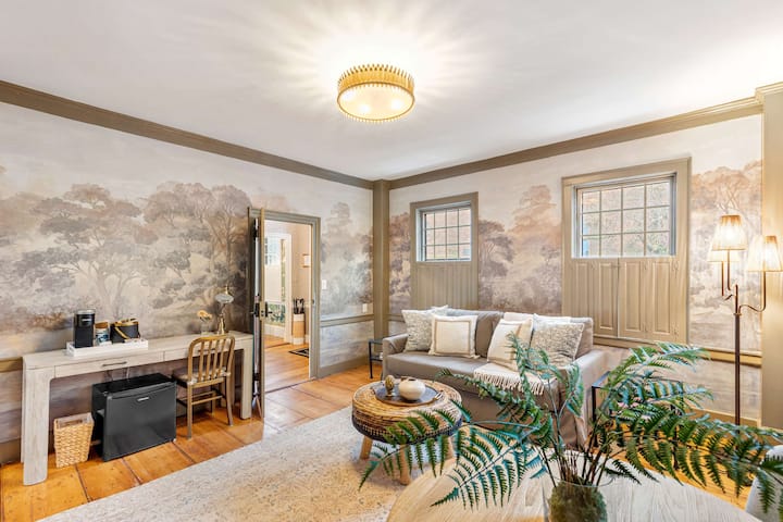 Sea Glass Suite At The Royce — Seaside Haven - Newport, RI
