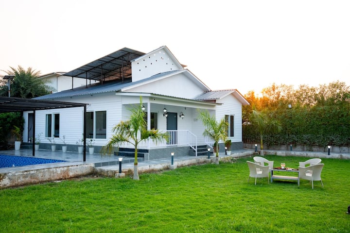 Pet-friendly 2-bhk Farmhouse With Private Pool - Noida