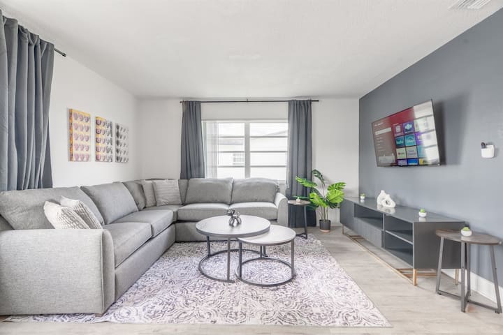 Family-friendly Condo– Sleeps 11 - Palm Wave Stays - Coconut Creek, FL