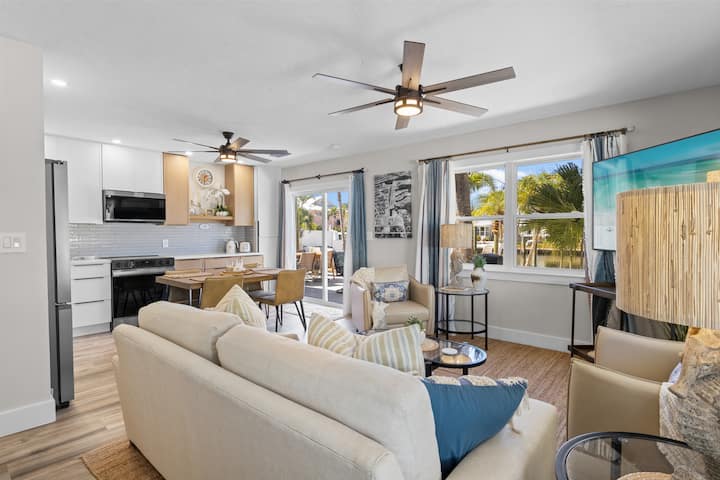 The Salty Marlin A: Canal, Dock, North End - Anna Maria, FL