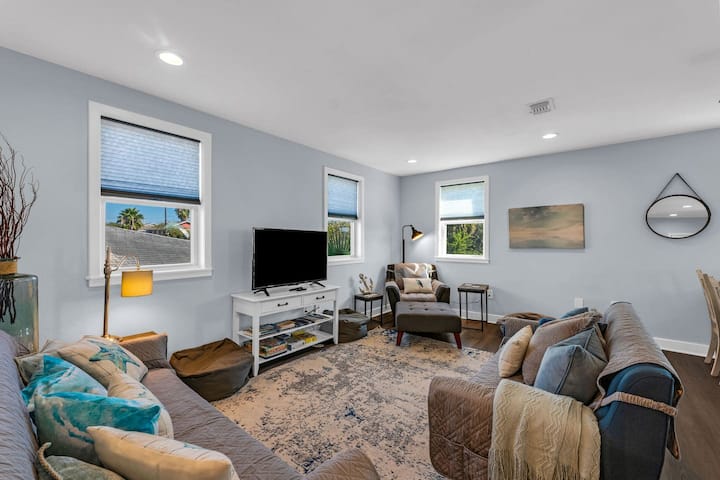 Modern Duplex |Sleeps 10| Dog Friendly+fenced Yard - Galveston, TX