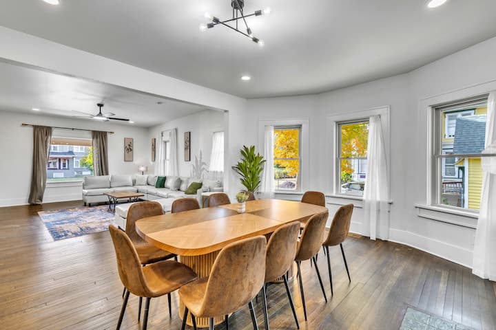 Spacious Family Getaway • 3 Levels Of Comfort - Rockford, IL