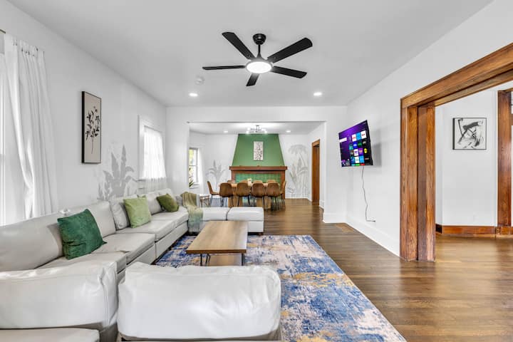 Spacious Family Getaway • 3 Levels Of Comfort - Rockford, IL