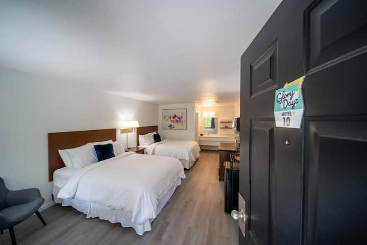 Queen Suite #10 At Glory Dayz! - Eureka Springs