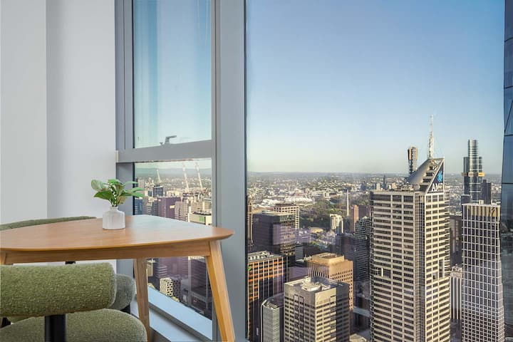 Sky-high Retreat • Near Marvel • Pool & Sauna - Melbourne