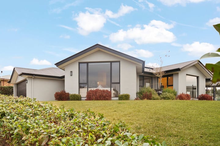 Beautiful Spacious Home In A Serene Setting - Bathurst