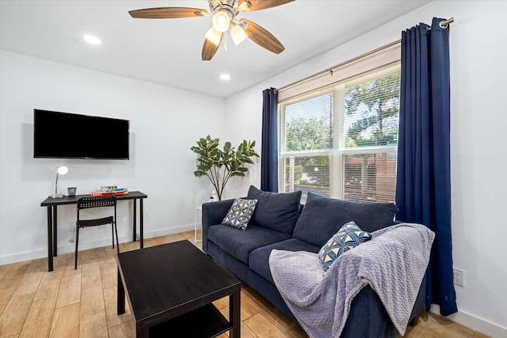 Montrose Flat Nr Midtown, Museums | Tv Desk Games - Houston, TX