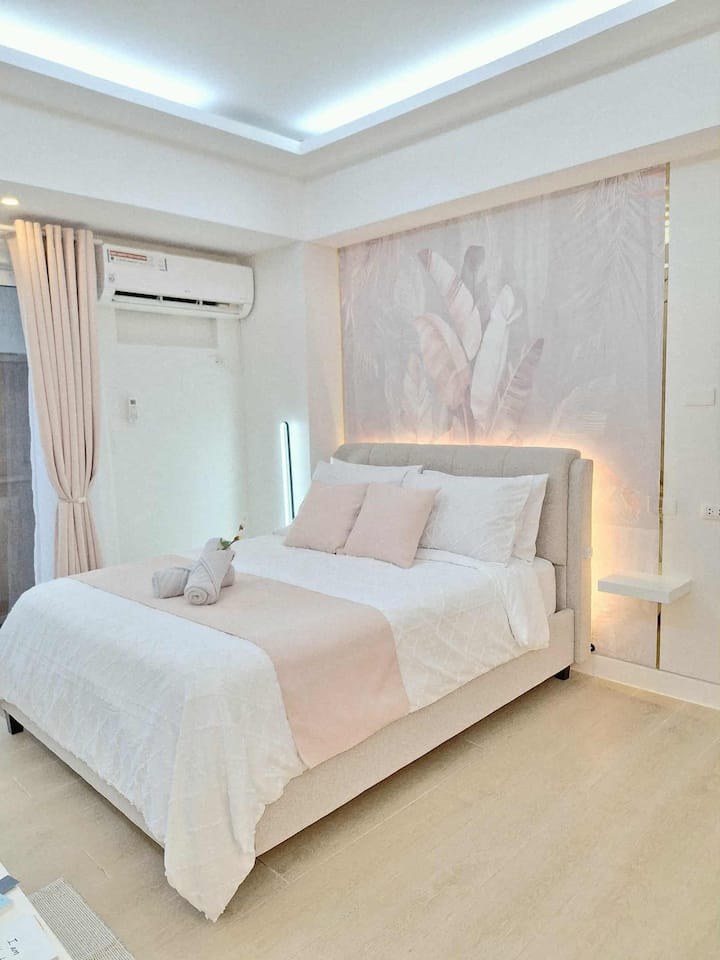 Njoy! Elegant Peach Heaven At Venice Canal - Taguig