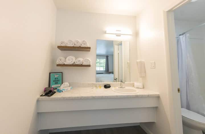Queen Suite #11 At Glory Dayz! - Eureka Springs, AR