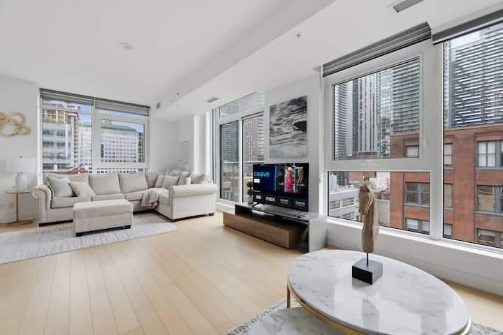 Cn Tower Views Free Parking Sleeps 10 W/ Gym! - Toronto