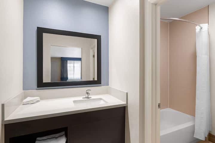 1 King Bed | Travelodge Anaheim | Near Disneyland - Anaheim