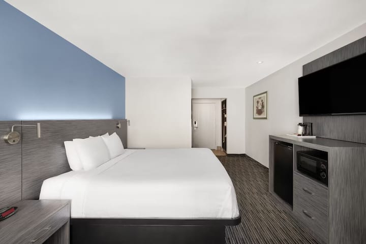 1 King Bed | Travelodge Anaheim | Near Disneyland - Anaheim, CA