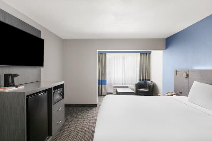 1 King Bed | Travelodge Anaheim | Near Disneyland - Anaheim, CA