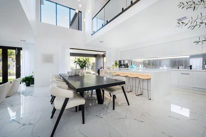 Villa Capri | Luxe Modern By The Village - Frankston