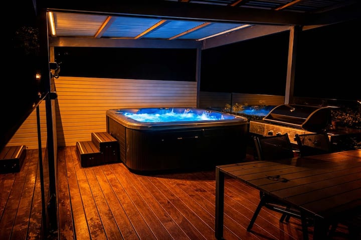 The Grandview Retreat | Riverside Farmstay Escape - Noojee