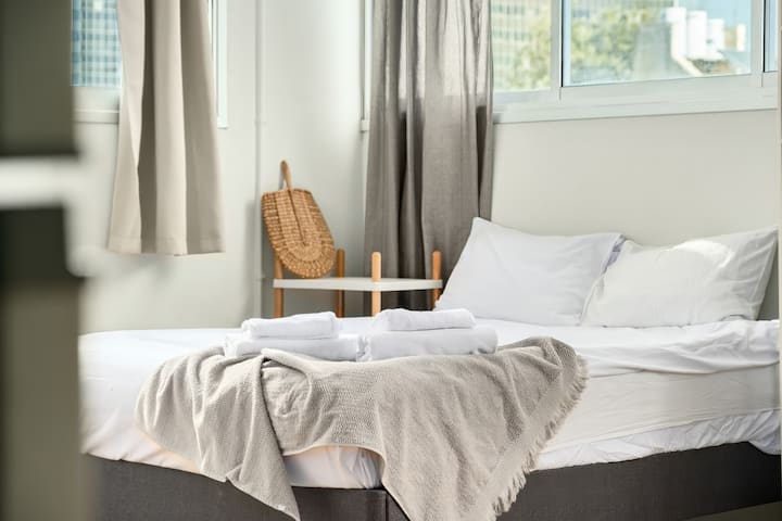 Stunning Skyline Retreat Modern Urban Escape - Tel Aviv Ben Gurion Airport (TLV)