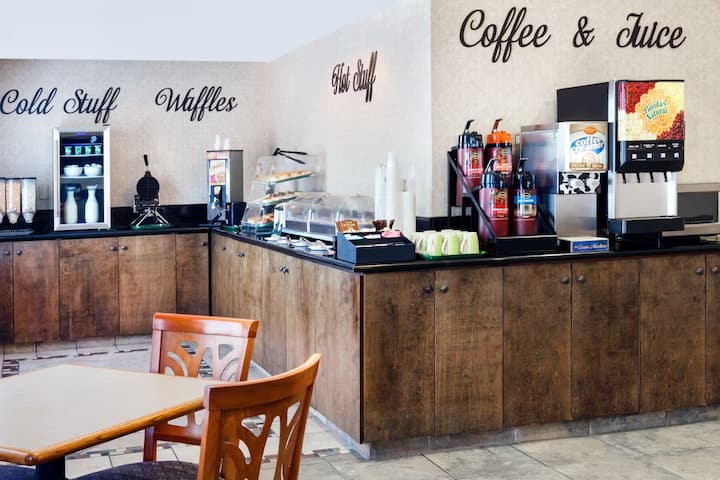 Hawthorn Rancho | Queen Suite | Free Breakfast - Folsom, CA