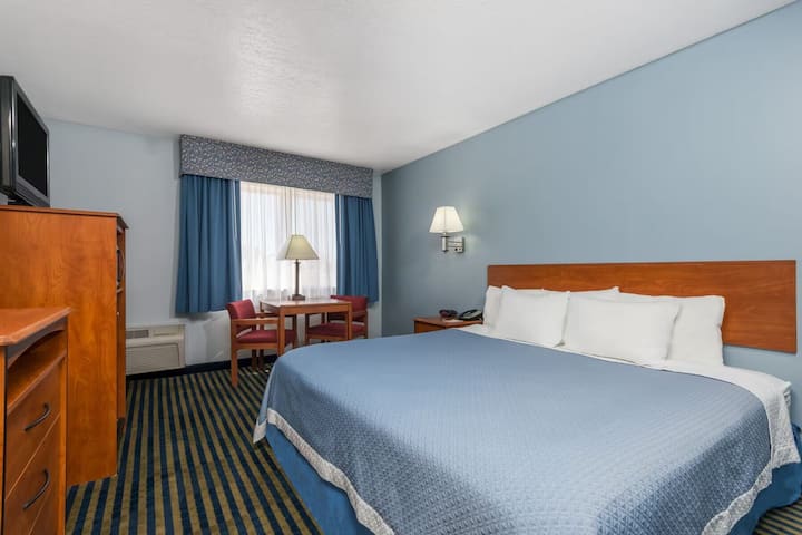 1 King Bed | Days Inn Las Vegas | Airport Shuttle - Las Vegas, NM