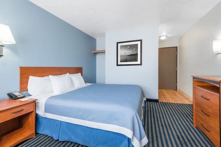 1 King Bed | Days Inn Las Vegas | Airport Shuttle - Las Vegas, NM