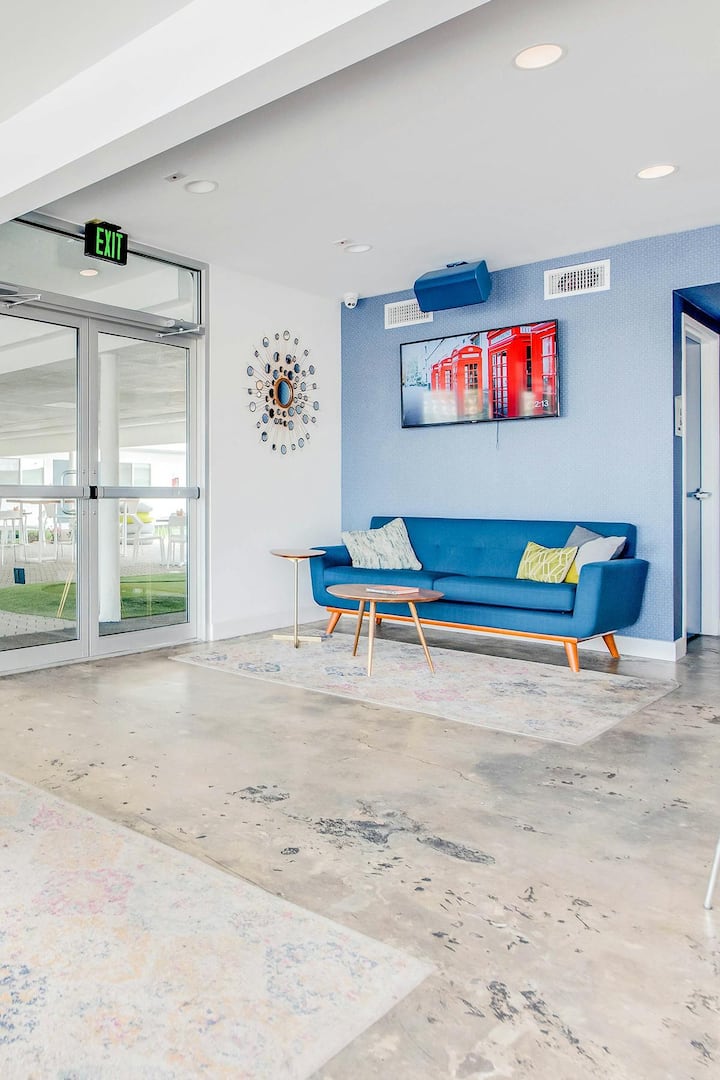 Queen Room In Newly Remodeled Mid-century Gem - Las Vegas