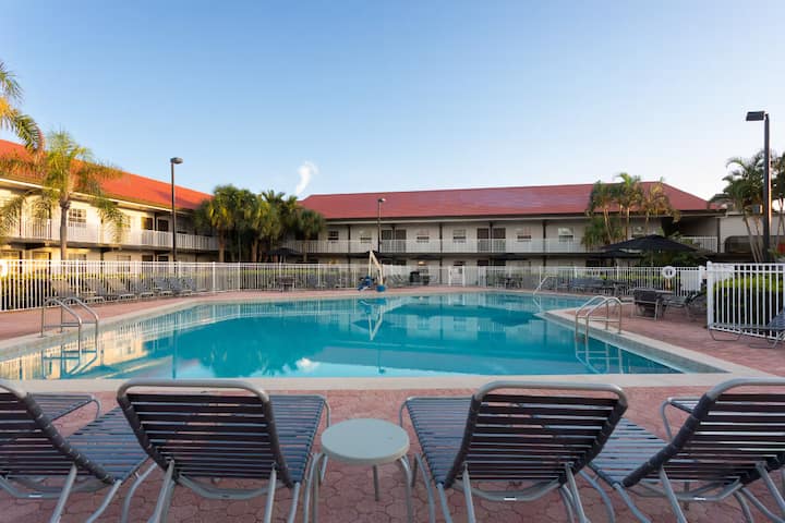 La Quinta Cocoa Beach | King Room | Free Parking - Cocoa Beach, FL