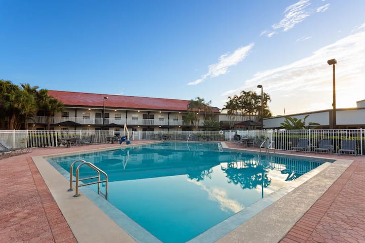 Laquinta Cocoa Beach | Queen Room | Pool & Parking - Cocoa Beach, FL