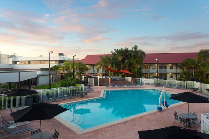 Laquinta Cocoa Beach | Queen Room | Pool & Parking - Cocoa Beach, FL