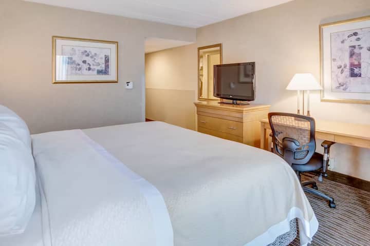 1 King Bed | Days Hotel | Near Ocean County Mall - Toms River, NJ