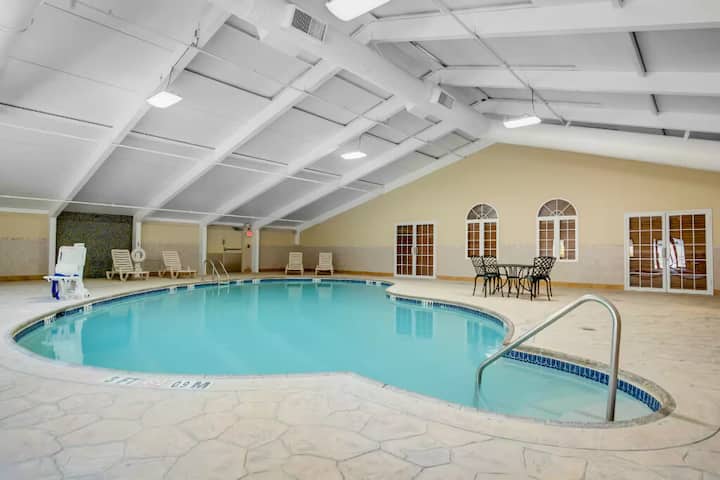 Days Hotel | 1 King | Free Parking Included - Toms River, NJ
