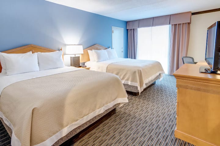 2 Queens | Days Hotel | Near Seaside Heights - Toms River, NJ