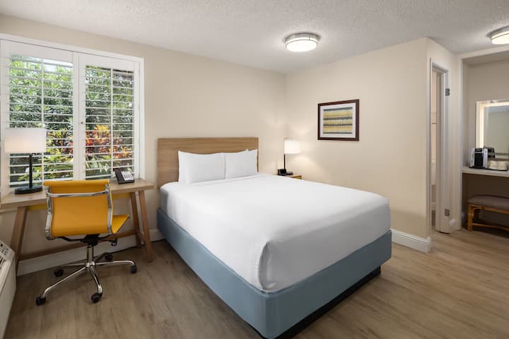 1 Queen Bed| Days Inn Maui Oceanfront| Beachfront - Kihei, HI