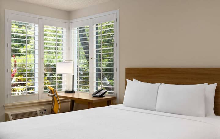 Days Inn Maui Oceanfront| Queen Bed| Beach Access - Kihei, HI