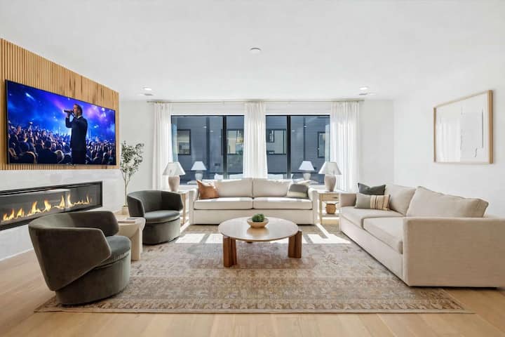 Luxury Townhome W/ Rooftop Hot Tub & Skyline Views - Nashville, TN