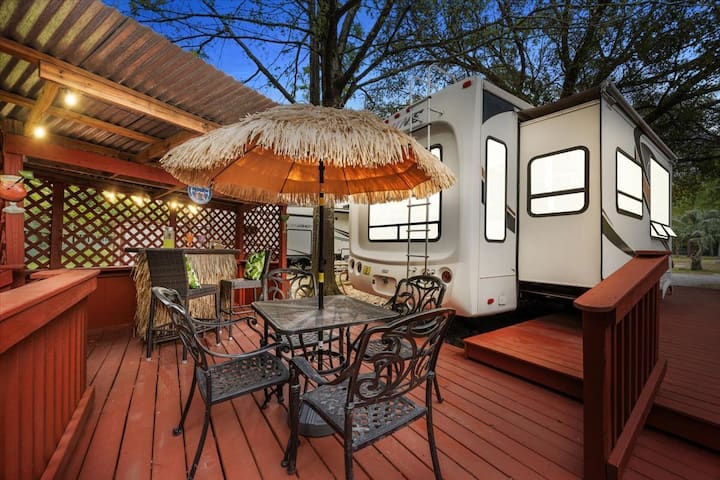 Sneaky Tiki - Florida