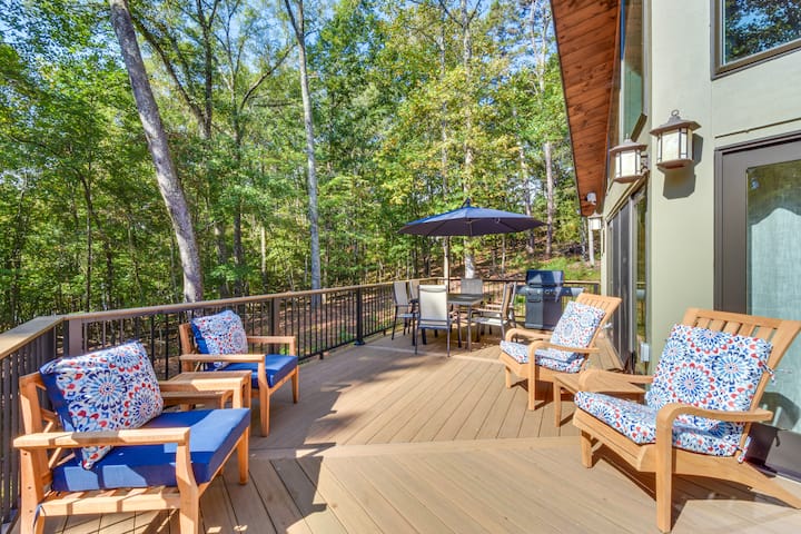 Secluded Lake Lanier Cabin W/ Game Area - Lake Lanier, GA