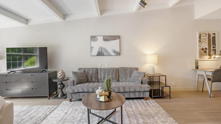 Landing | Chic Studio, Pool, Gym - Raleigh, NC