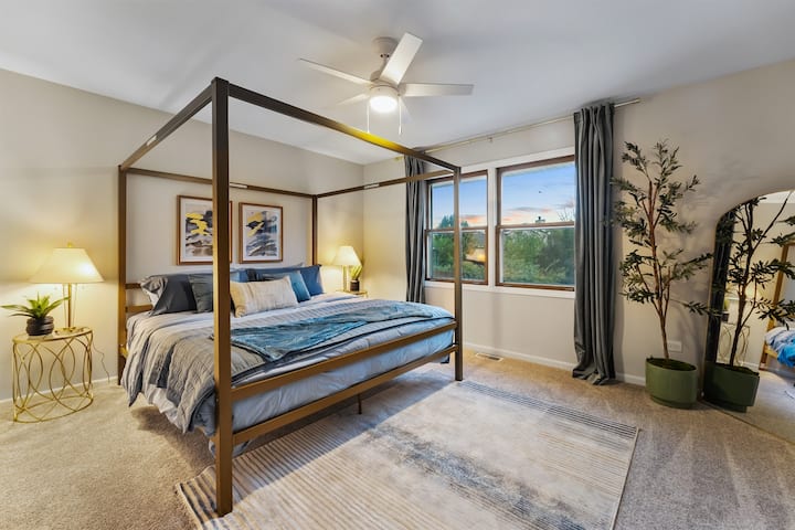 Spacious 4br Home With Game Room And Free Parking - Joliet, IL