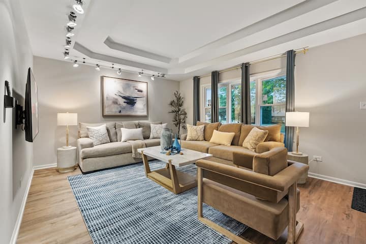 Modern 4br Home | Fully Furnished | Perfect For Mi - Joliet, IL