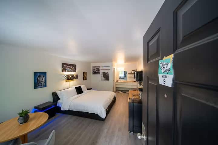 Galaxy Room, #9 At Glory Dayz! - Eureka Springs, AR