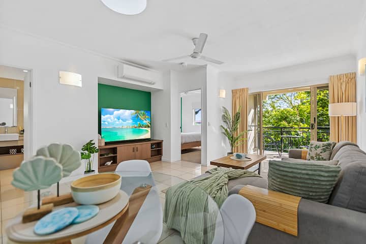 Urban Tropics Modern Resort Apartment - Cairns