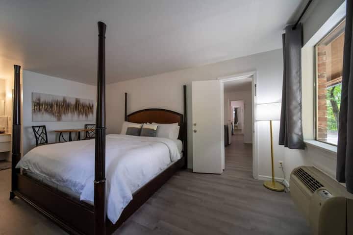 King Suite Room #14 At Glory Dayz! - Eureka Springs, AR