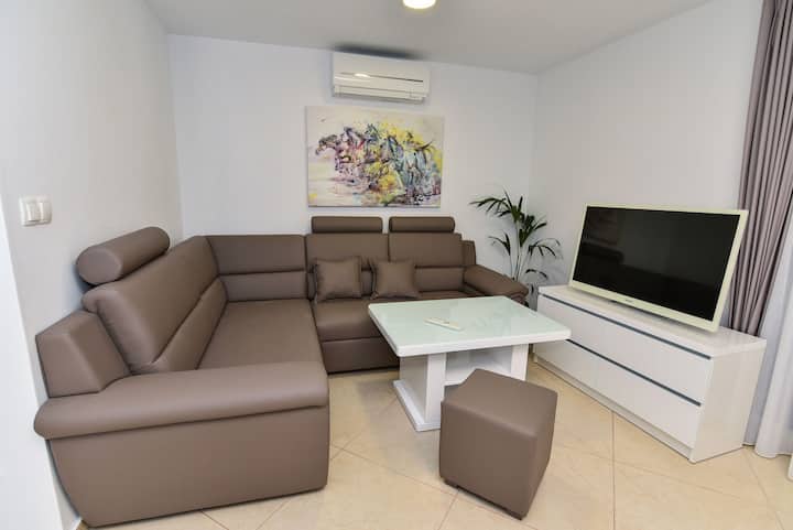 K-24816 Maison Confortable Avec La Terrasse Et La - Vir