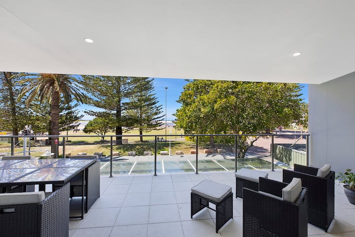 Rooftop Pool | King Bed | A/c + Balcony Views - The Entrance