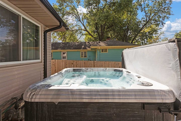 Hot Tub!large Home Near Shops Six Kingbeds Arcade - Lee's Summit, MO