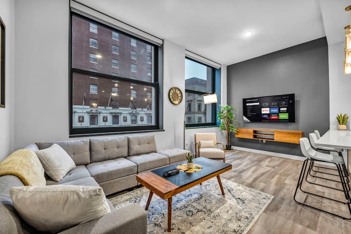 Luxe Flat W/ Heated Pool & Sauna • Gym•heart Of Dt - Cleveland, OH