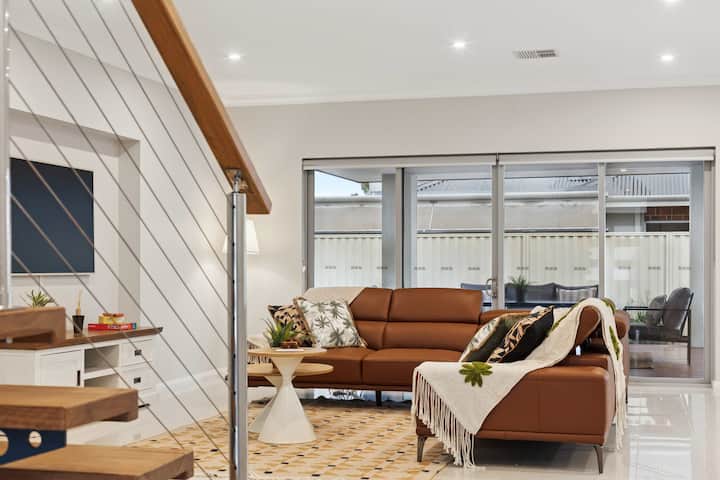 Beachside Family Retreat | 6 Bed + Spa | Fremantle - Perth