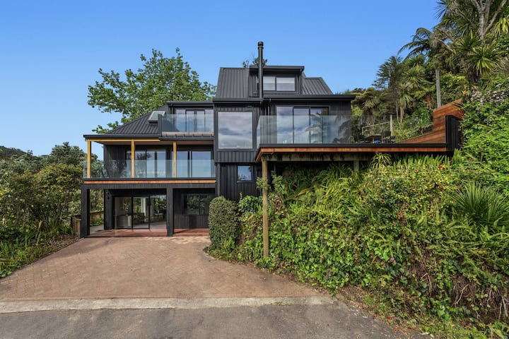 Treetop Hideaway - Ohope Holiday Home - Whakatane