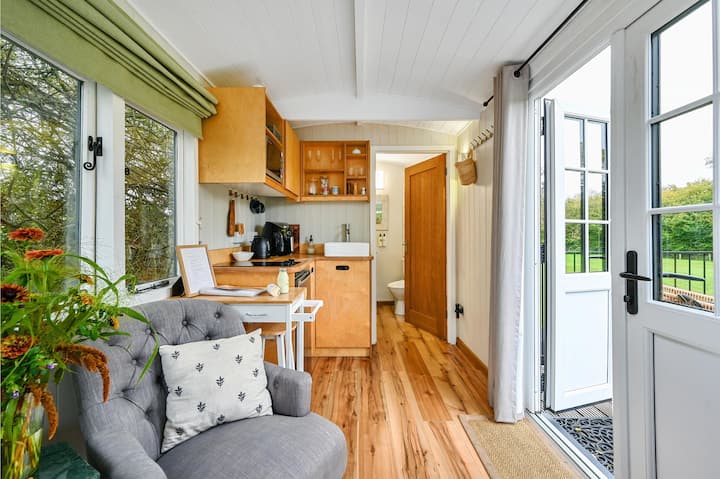 Badger Shepherds Hut - Crowborough