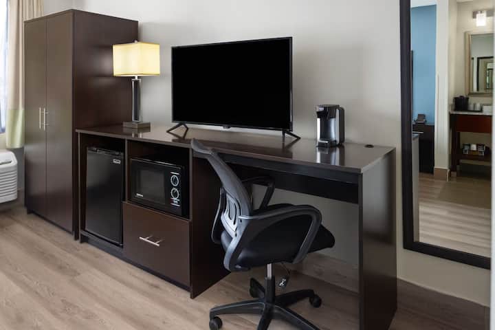 1 King Bed | Baymont Newark | Near Univ. Of De - Newark, DE